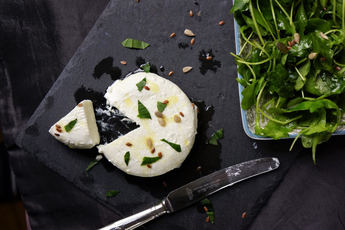 Chèvre frais à l'huile d'olive et basilic