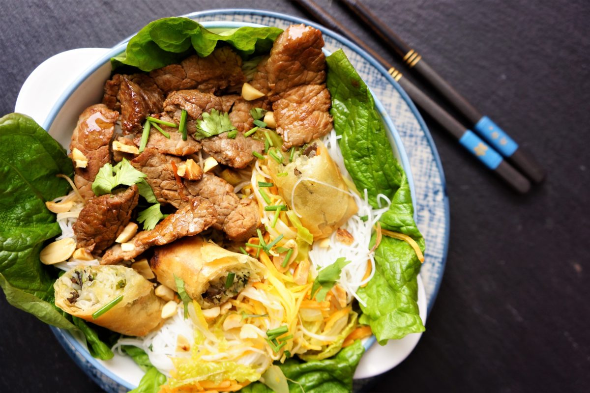 Bo Bun vietnamien au bœuf et cacahuètes